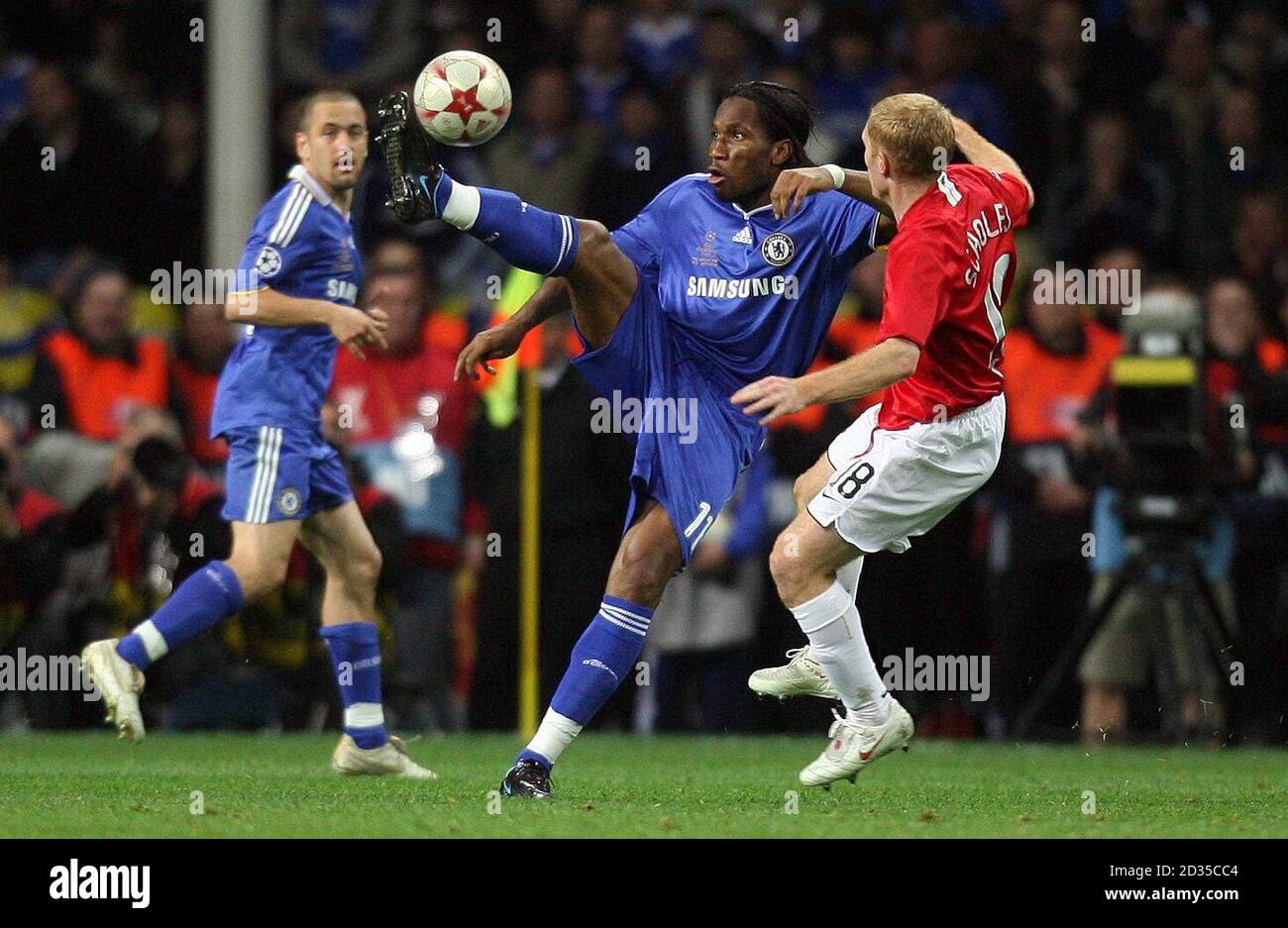 Chelsea's Didier Drogba in action with Manchester United's Paul Scholes ...
