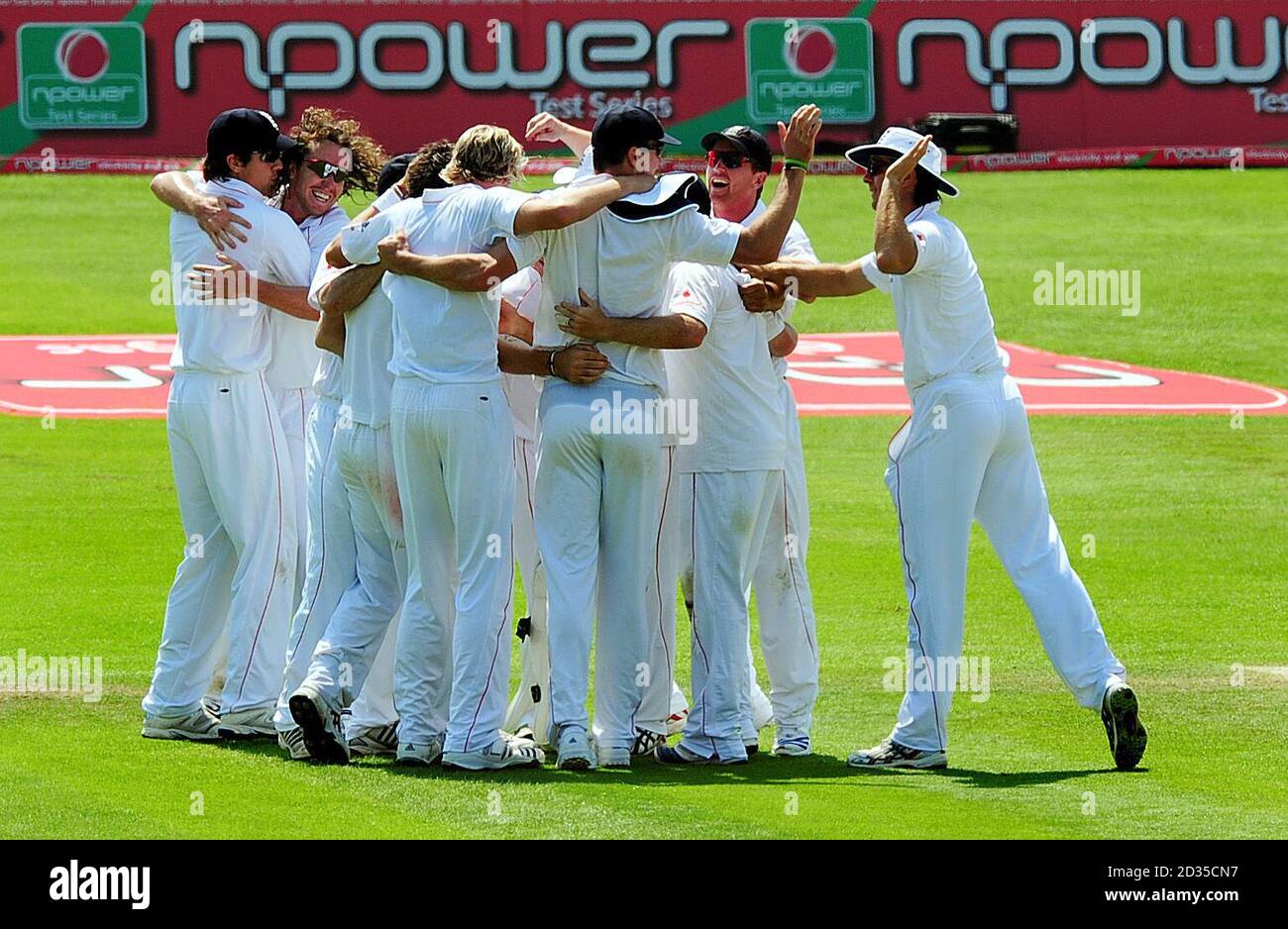 England's players celebrate their victory following the Third npower ...