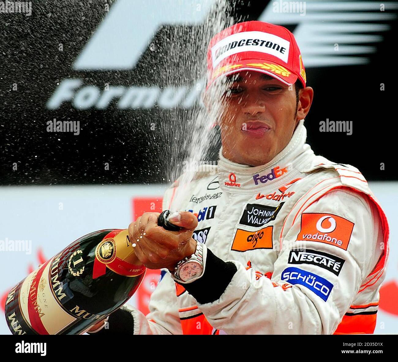 Lewis hamilton champagne celebrating winning hi-res stock photography ...