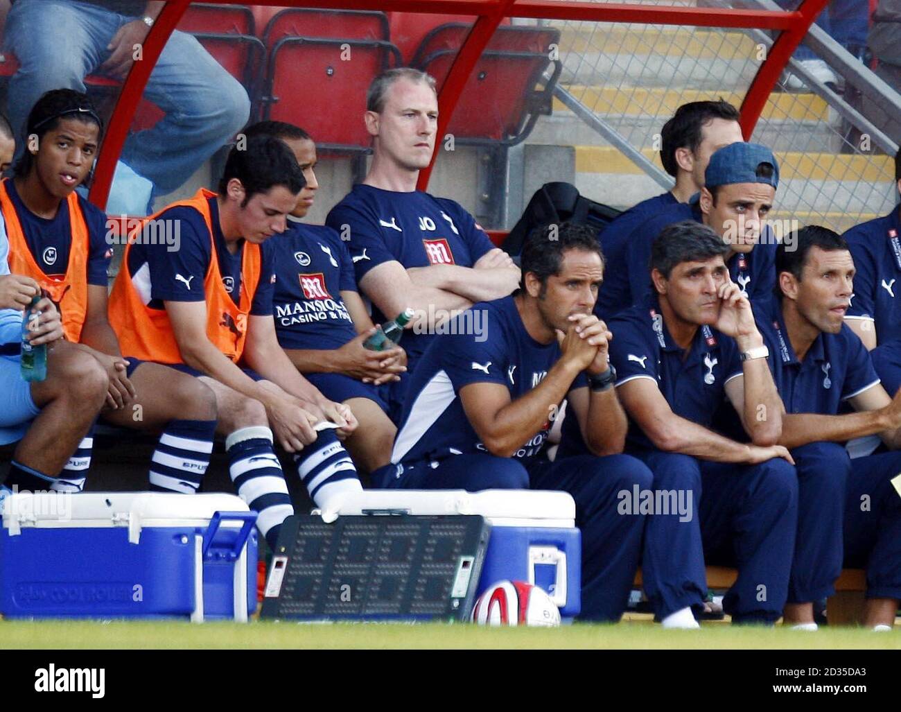 Tottenhams bench hi-res stock photography and images - Alamy