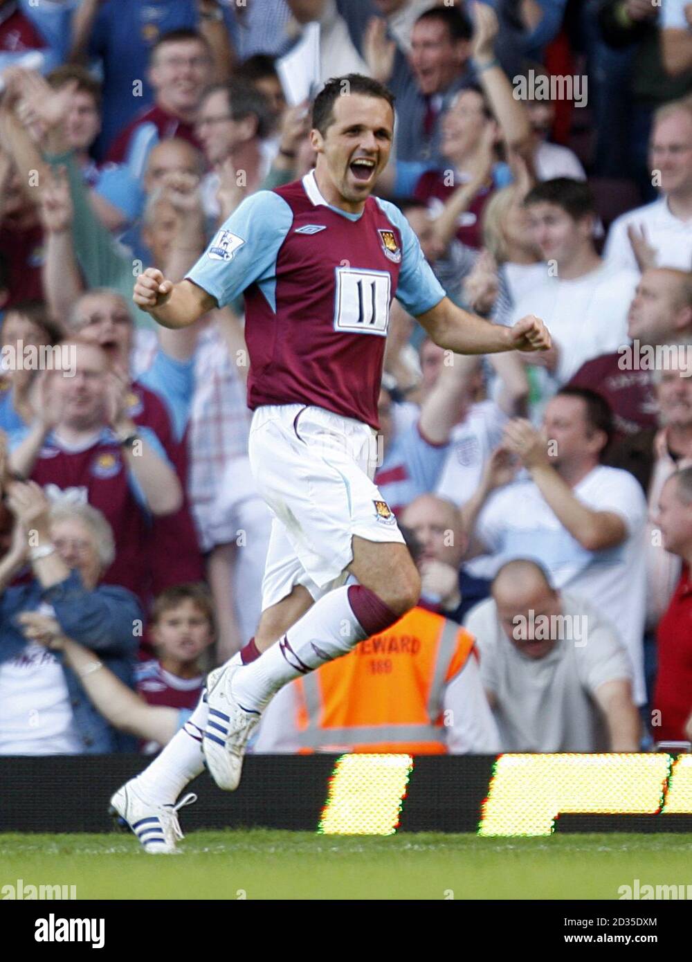 West ham uniteds matthew etherington celebrates scoring hi-res stock ...
