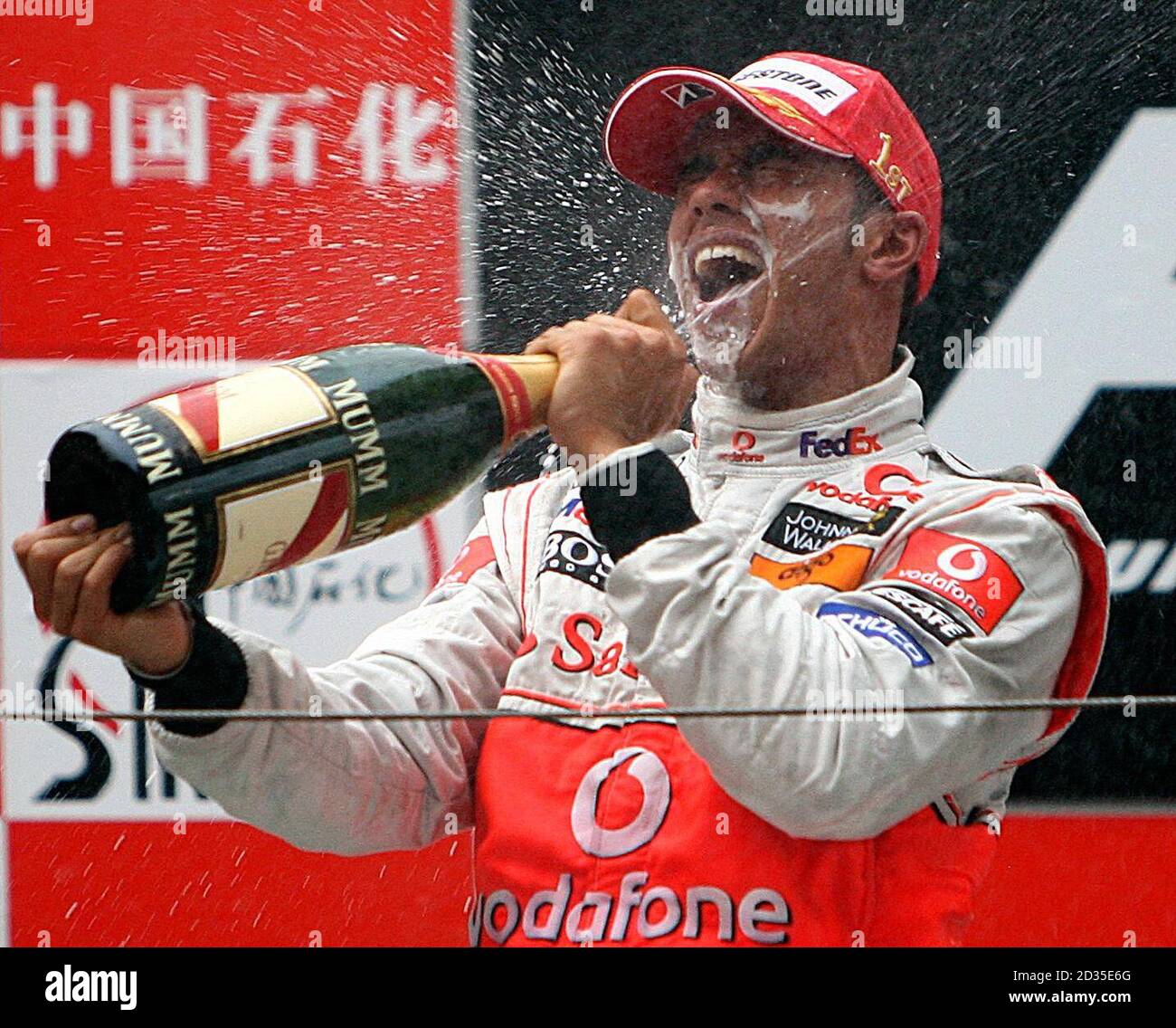 Lewis hamilton champagne celebrating winning hi-res stock photography ...