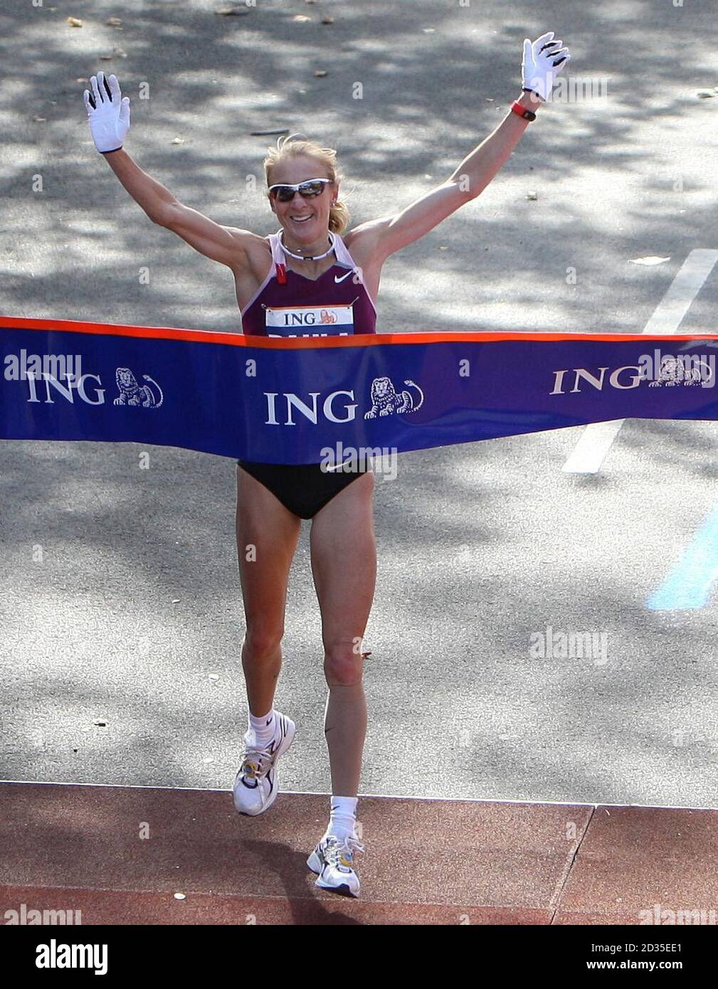 **ALTERNATIVE CROP** Great Britain's Paula Radcliffe wins the New York ...