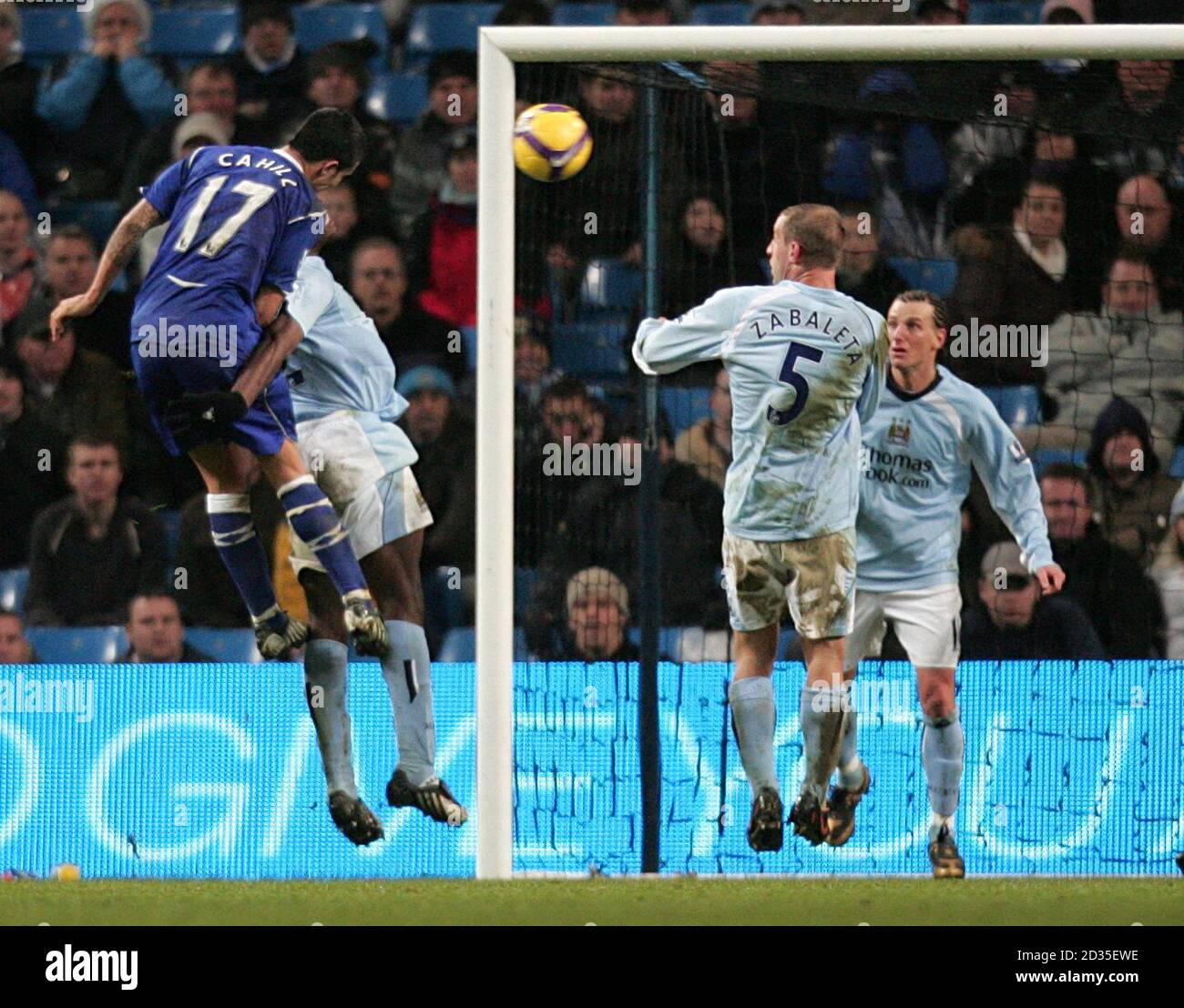 Everton's Tim Cahill (left) scores the winning goal Stock Photo - Alamy