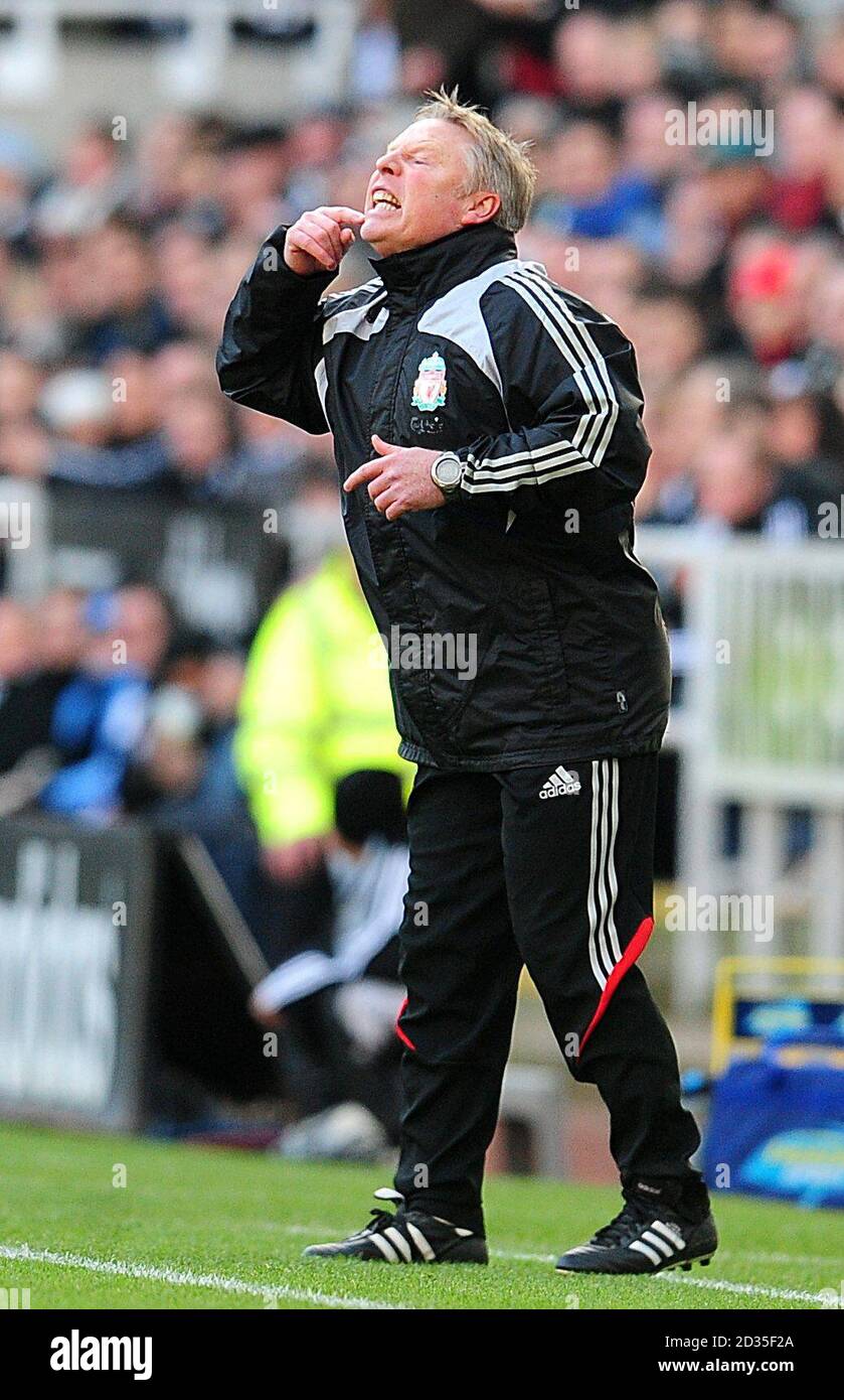 Liverpool assistant manager Sammy Lee on the touchline Stock Photo - Alamy