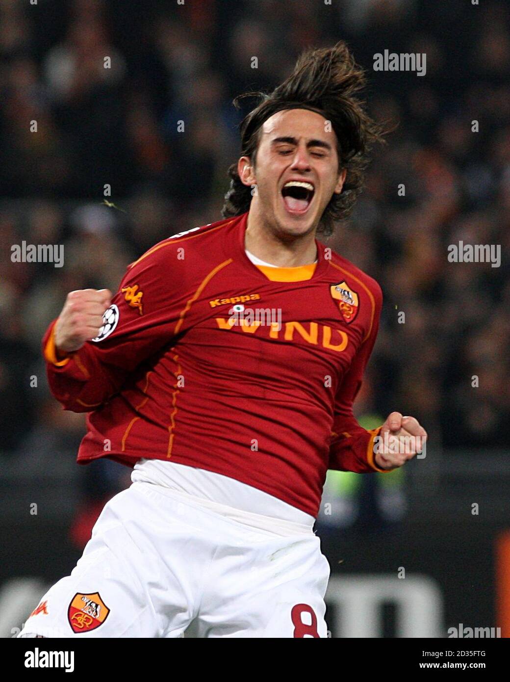Roma's Alberto Aquilani celebrates scoring his penalty Stock Photo - Alamy