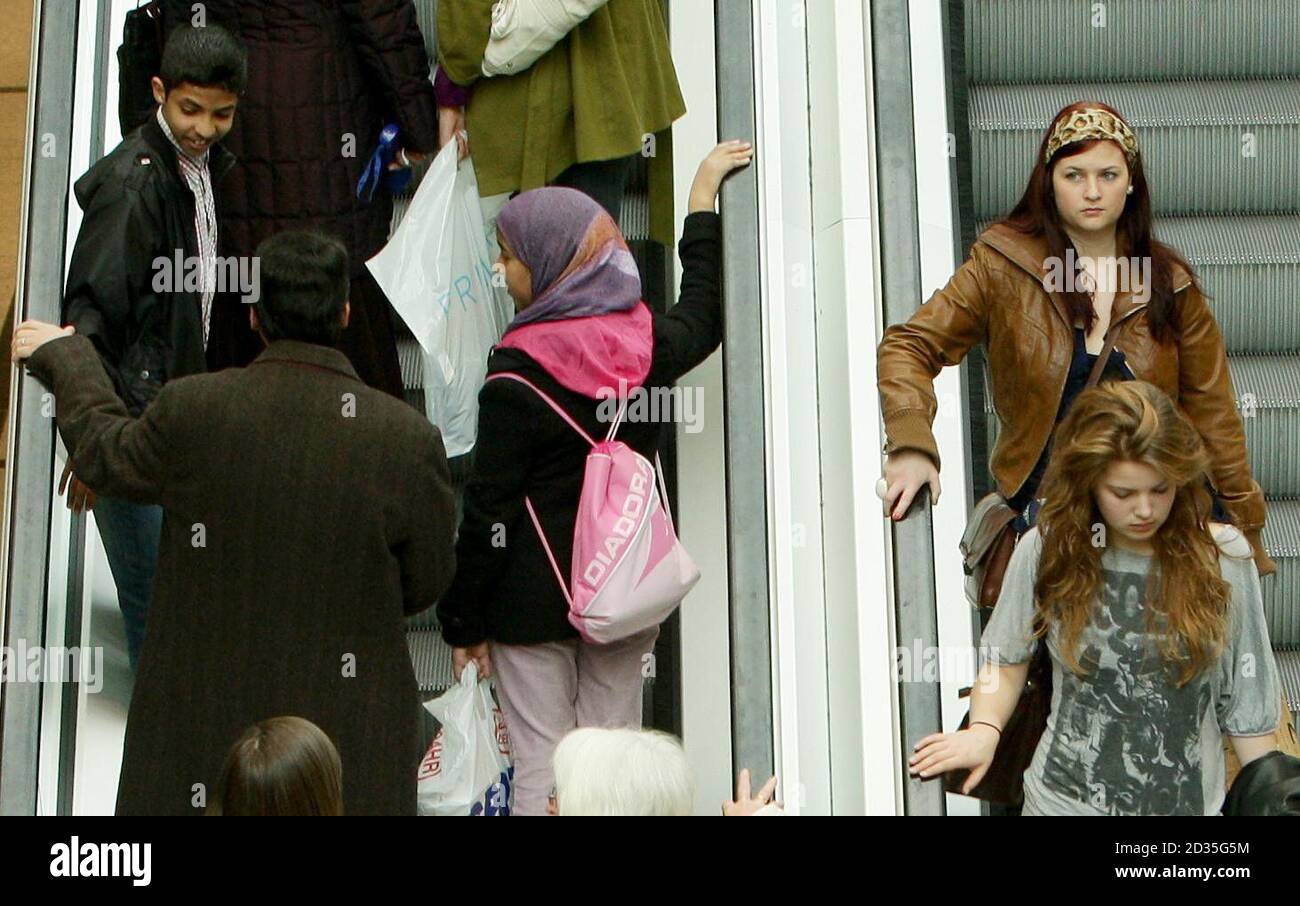 Shoppers inside Manchester's Arndale Shopping Centre Stock Photo - Alamy
