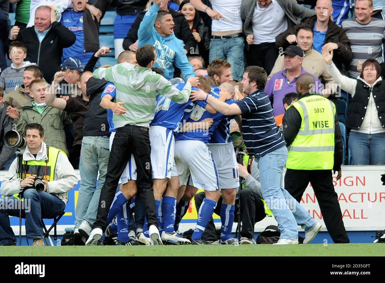 Football happy mob hi-res stock photography and images - Alamy
