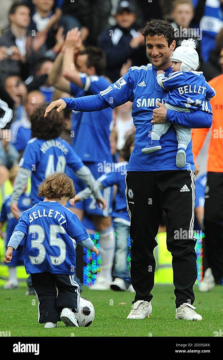 Chelsea's Juliano Belletti with his children at Stamford Bridge Stock ...