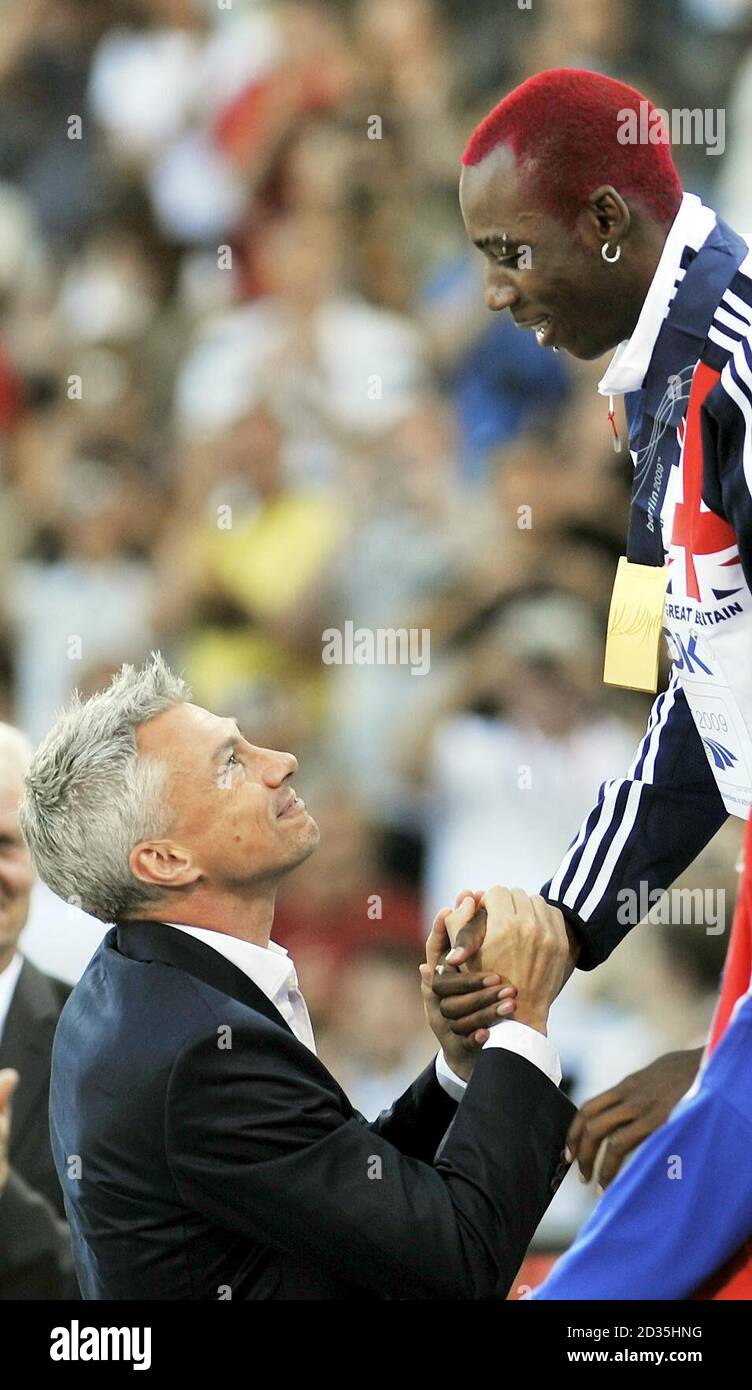 Jonathan edwards wins mens triple jump hi-res stock photography and ...