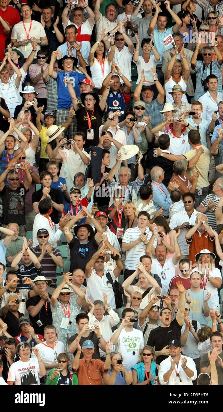 Happy cricket fans hi-res stock photography and images - Alamy