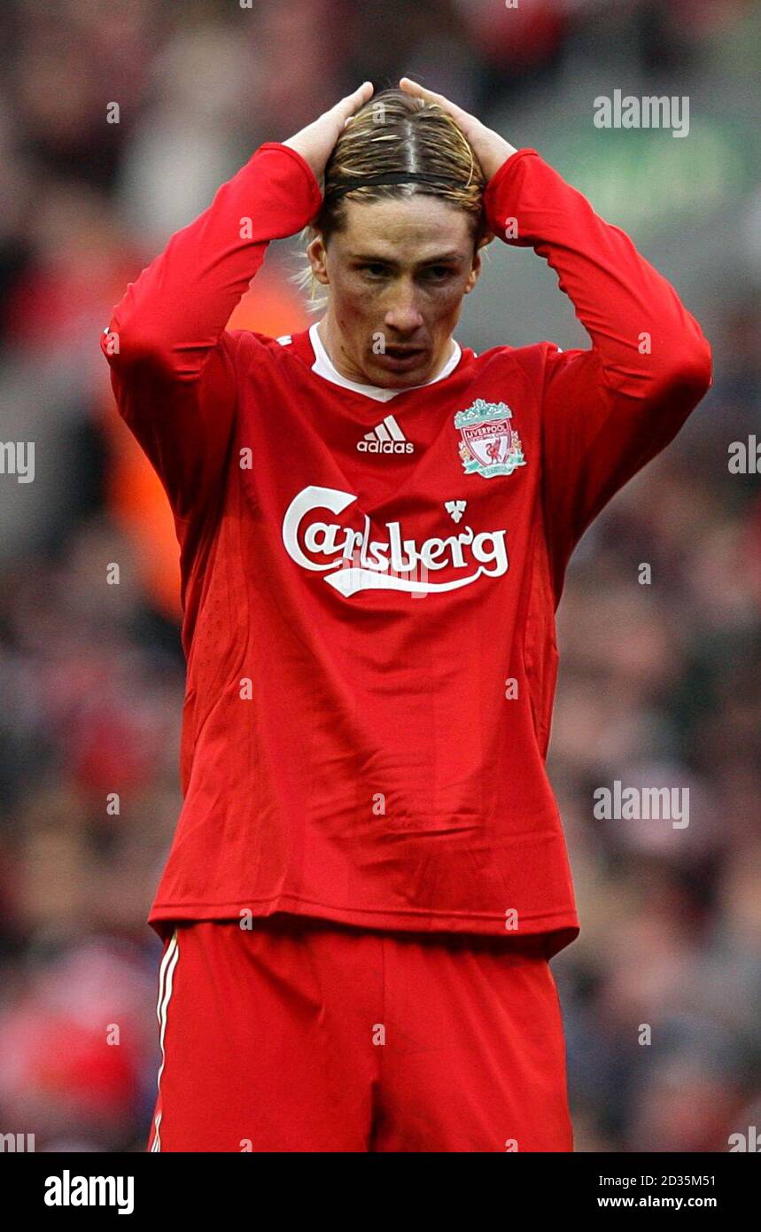 Liverpool's Fernando Torres adjusts his hair Stock Photo - Alamy