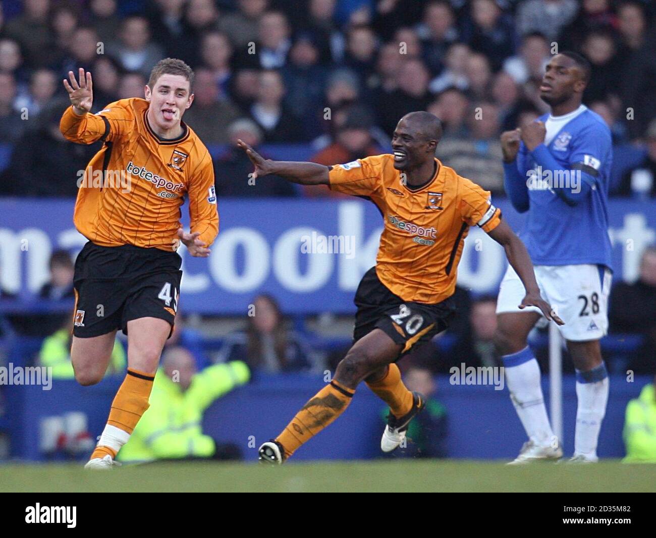 Hull City's Tom Cairney (left)) celebrates scoring their first goal ...