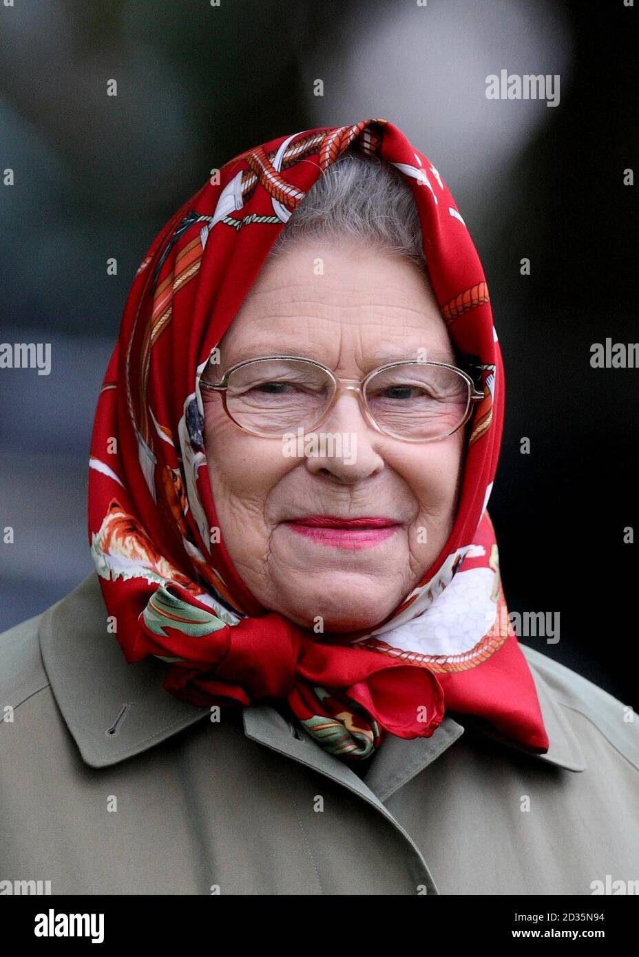 Queen elizabeth ii head scarf hi-res stock photography and images - Alamy