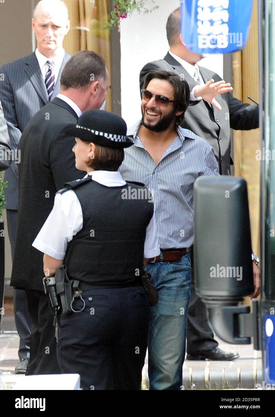 Pakistan's Shahid Afridi shares a laugh with ECB security manager Reg ...