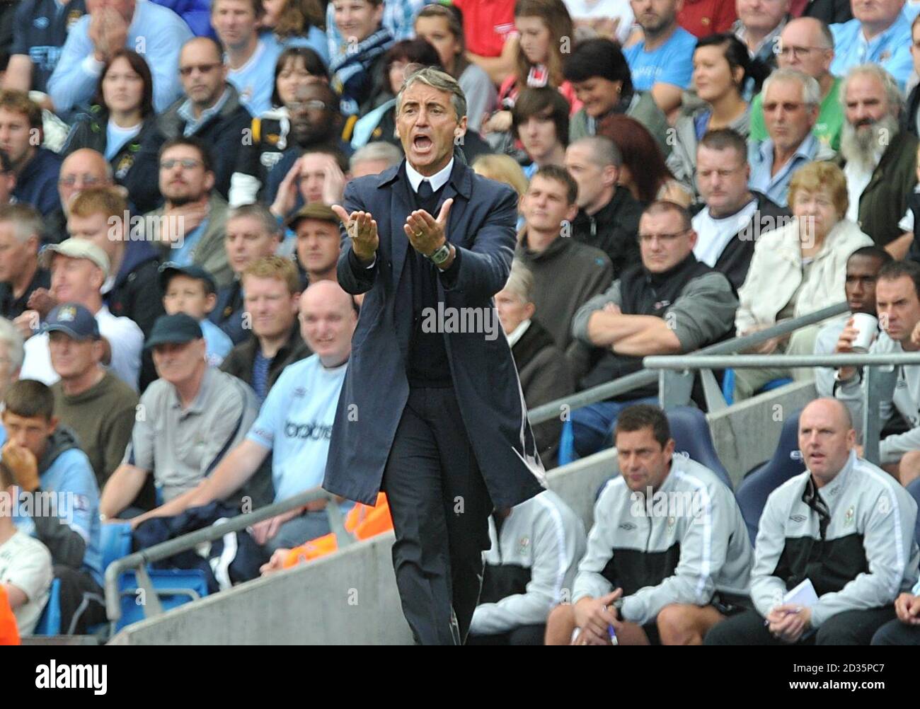 Manchester citys roberto mancini shouts instructions hi-res stock ...