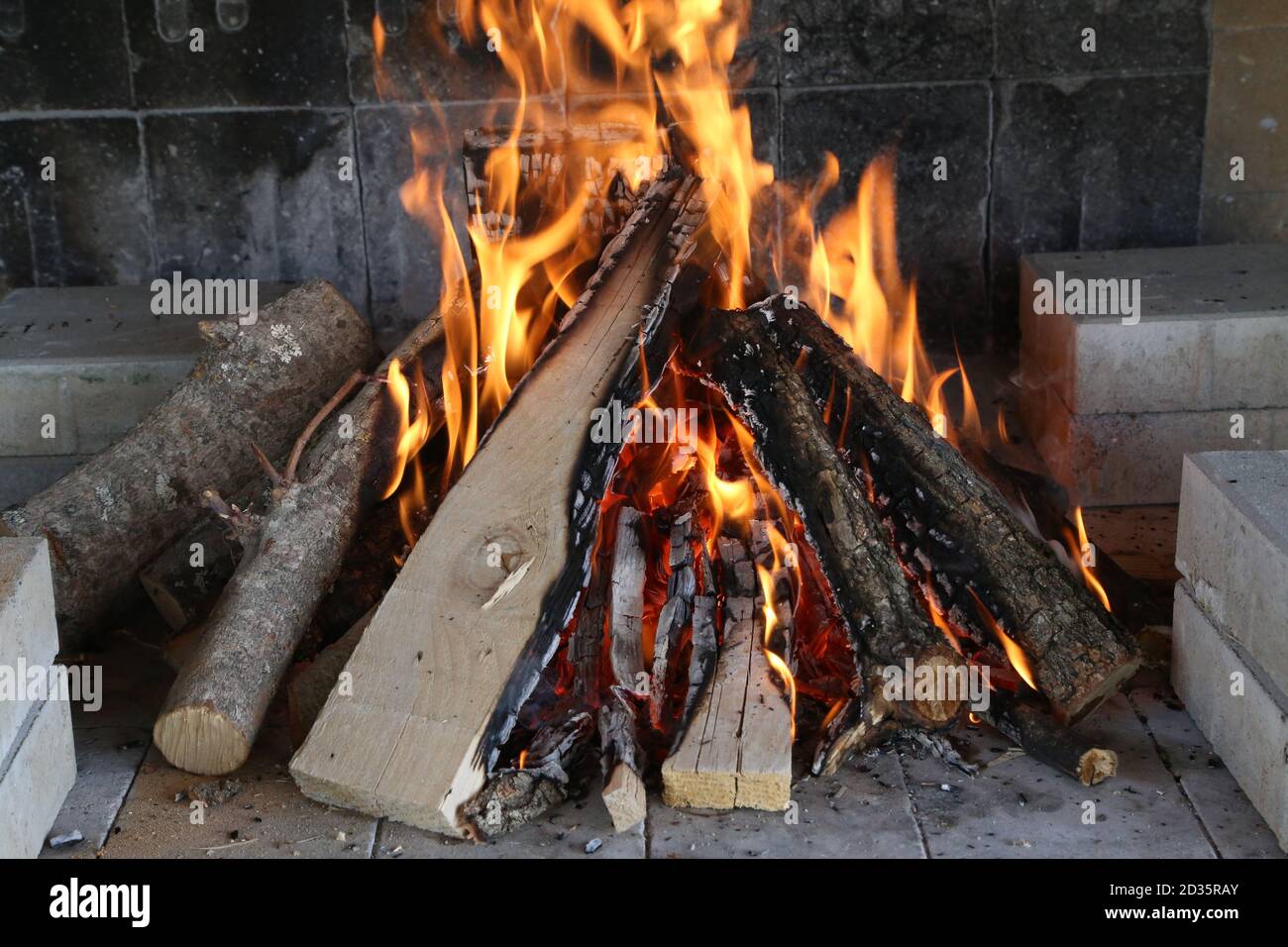 Fire flames wood burning close hi-res stock photography and images - Alamy