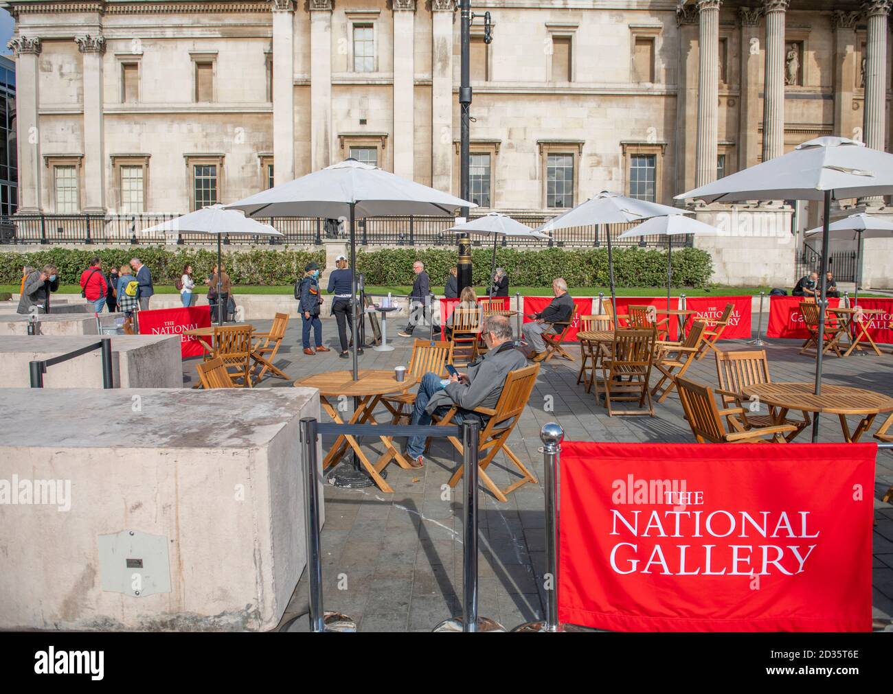 Outdoor cafe trafalgar square hi-res stock photography and images - Alamy