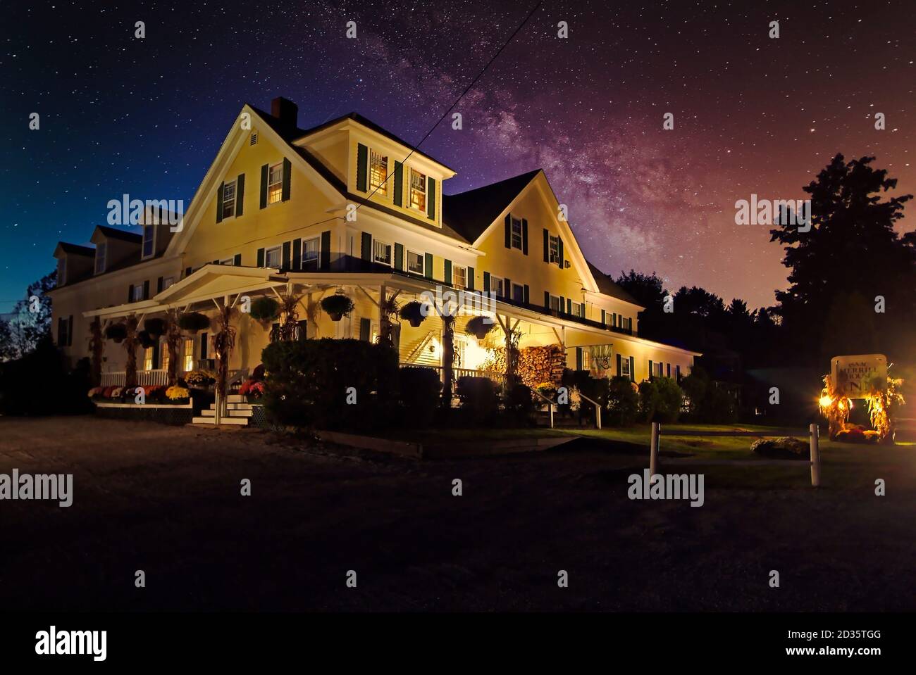 New England Inn under stary skies Stock Photo - Alamy
