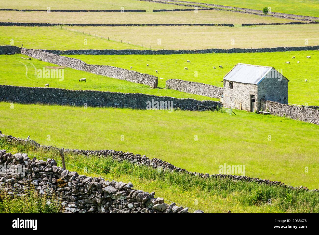 Field barn stone wall hi-res stock photography and images - Alamy