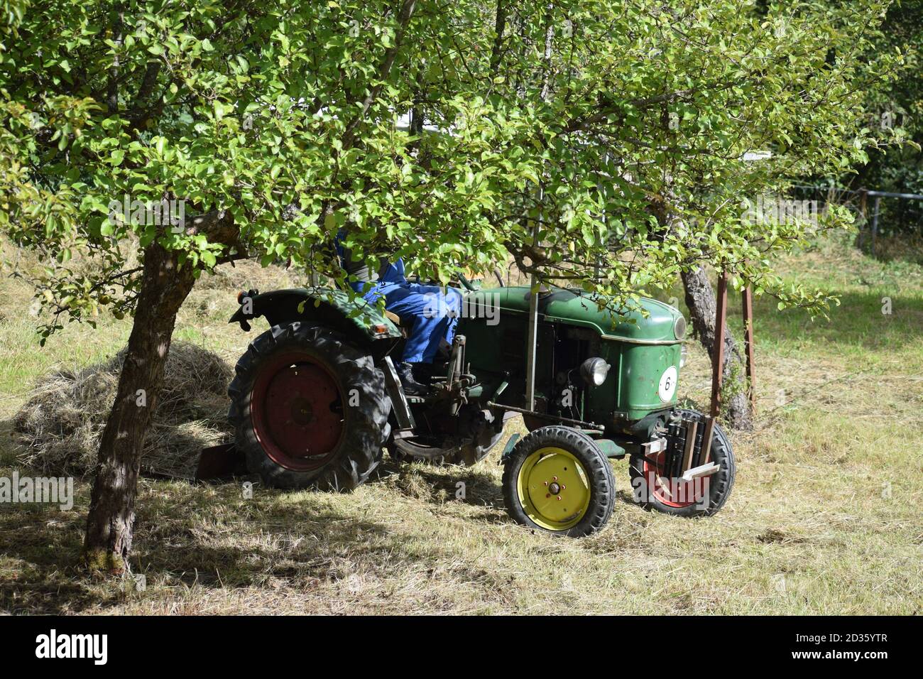 Alter traktor hi-res stock photography and images - Alamy