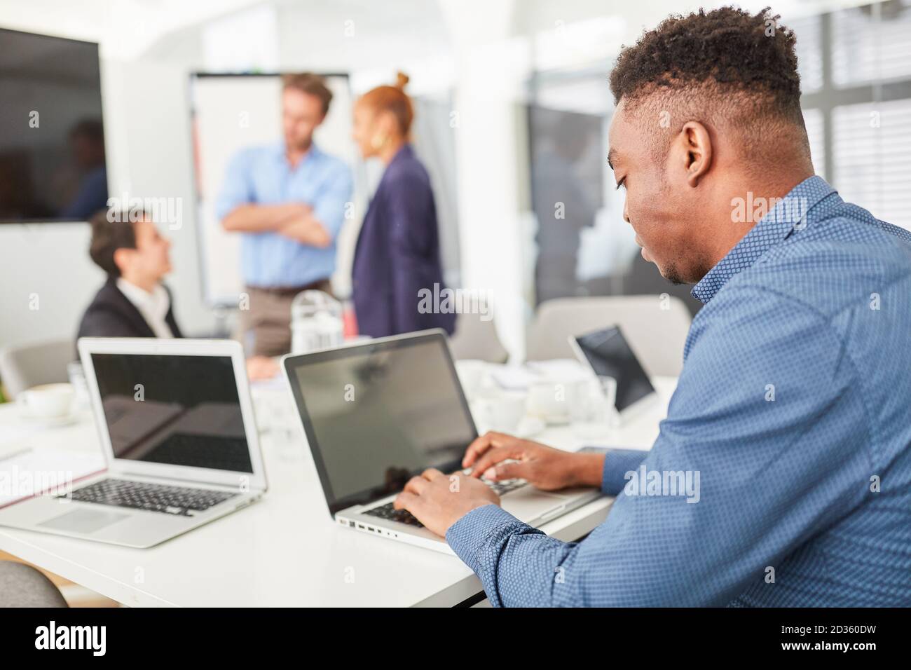 Network research hi-res stock photography and images - Alamy