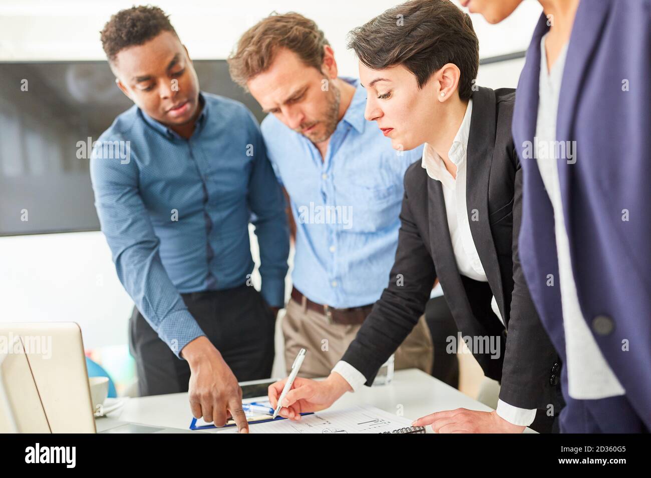 Start up team discusses hi-res stock photography and images - Alamy