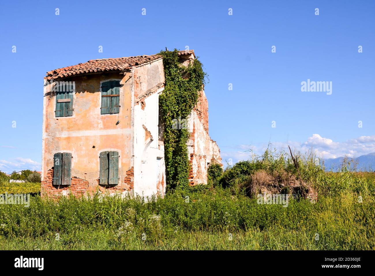 Abandoned House Exterior Stock Photo - Alamy