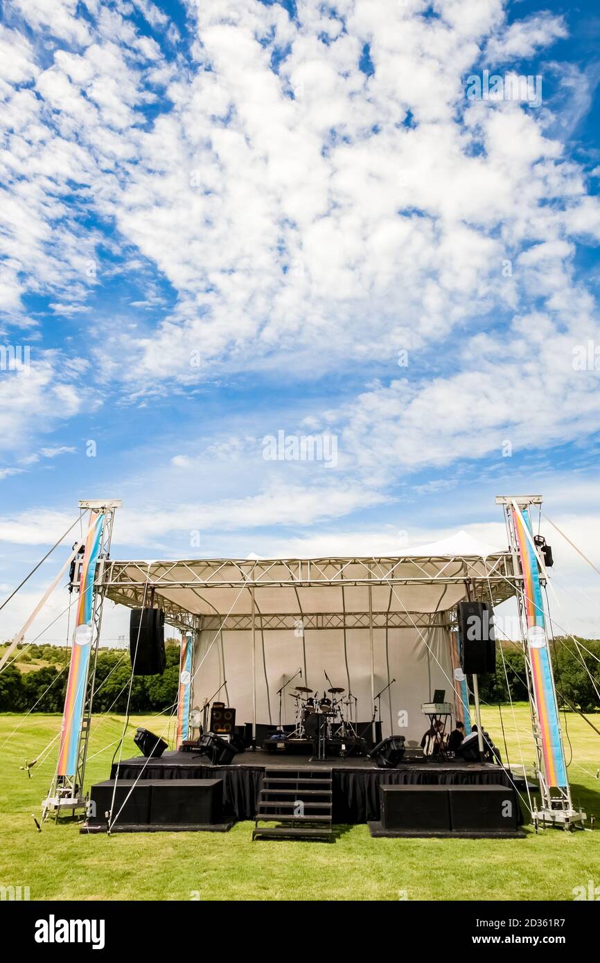 Small outdoor concert hi-res stock photography and images - Alamy