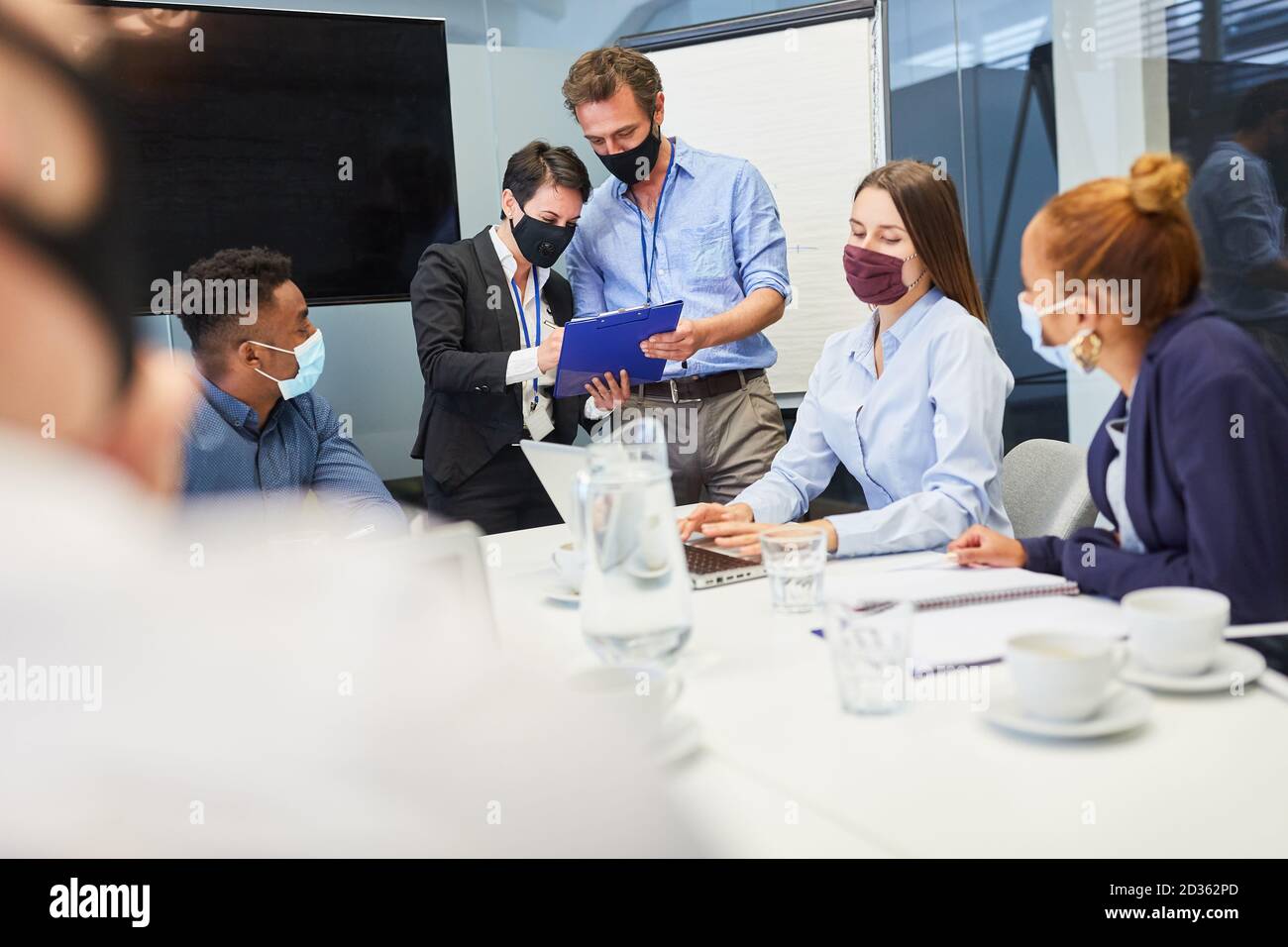 Team project meeting hi-res stock photography and images - Alamy
