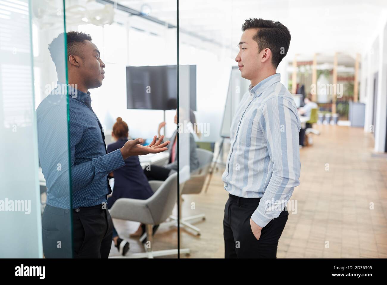 Young people discuss project hi-res stock photography and images - Alamy