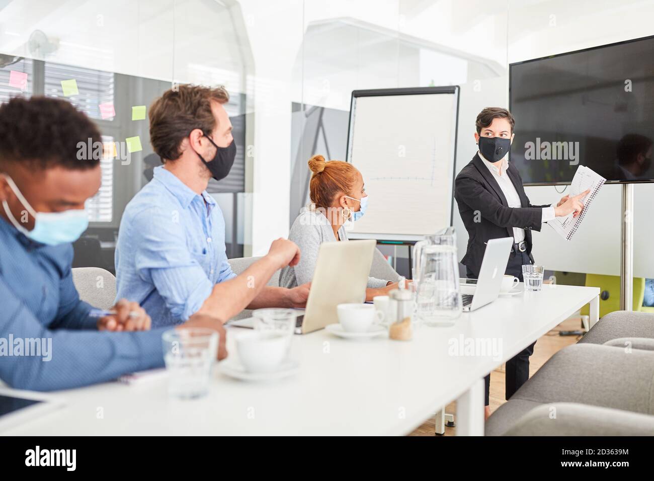 Lecturer gives business lecture hi-res stock photography and images - Alamy