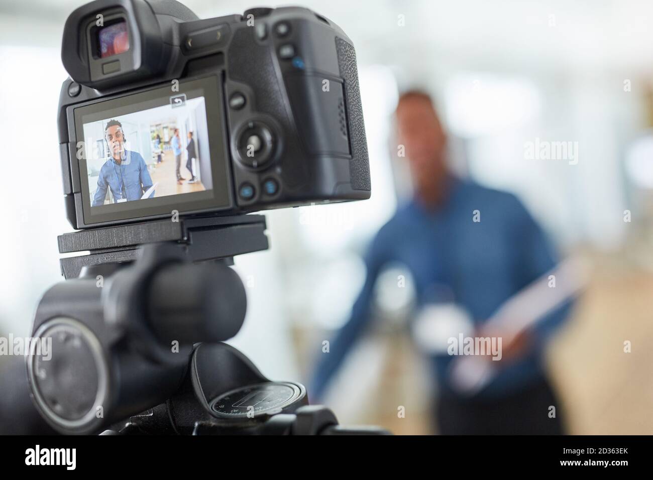 Man video camera studio hi-res stock photography and images - Alamy