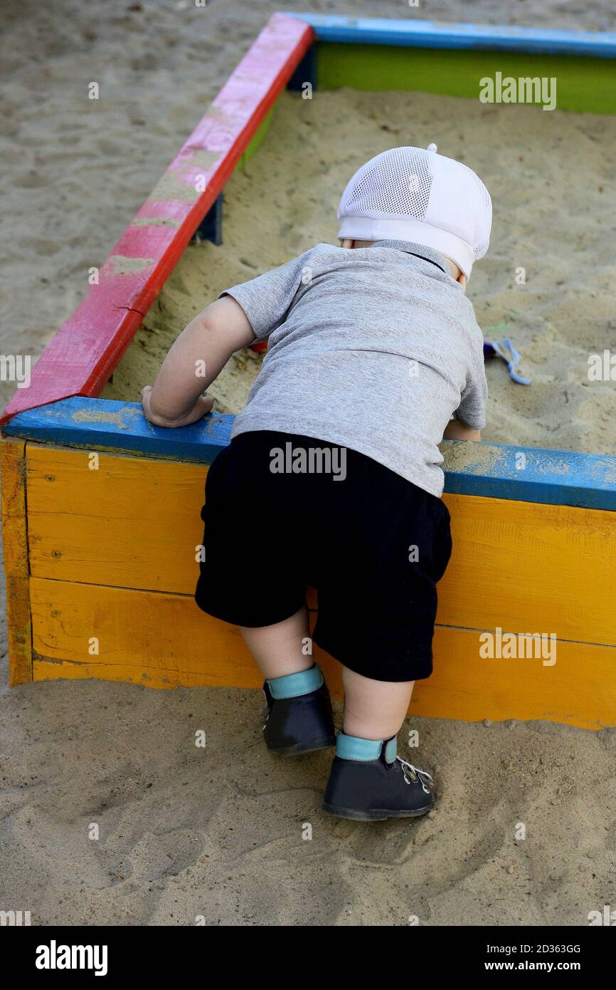 Child digging in the sand hi-res stock photography and images - Alamy