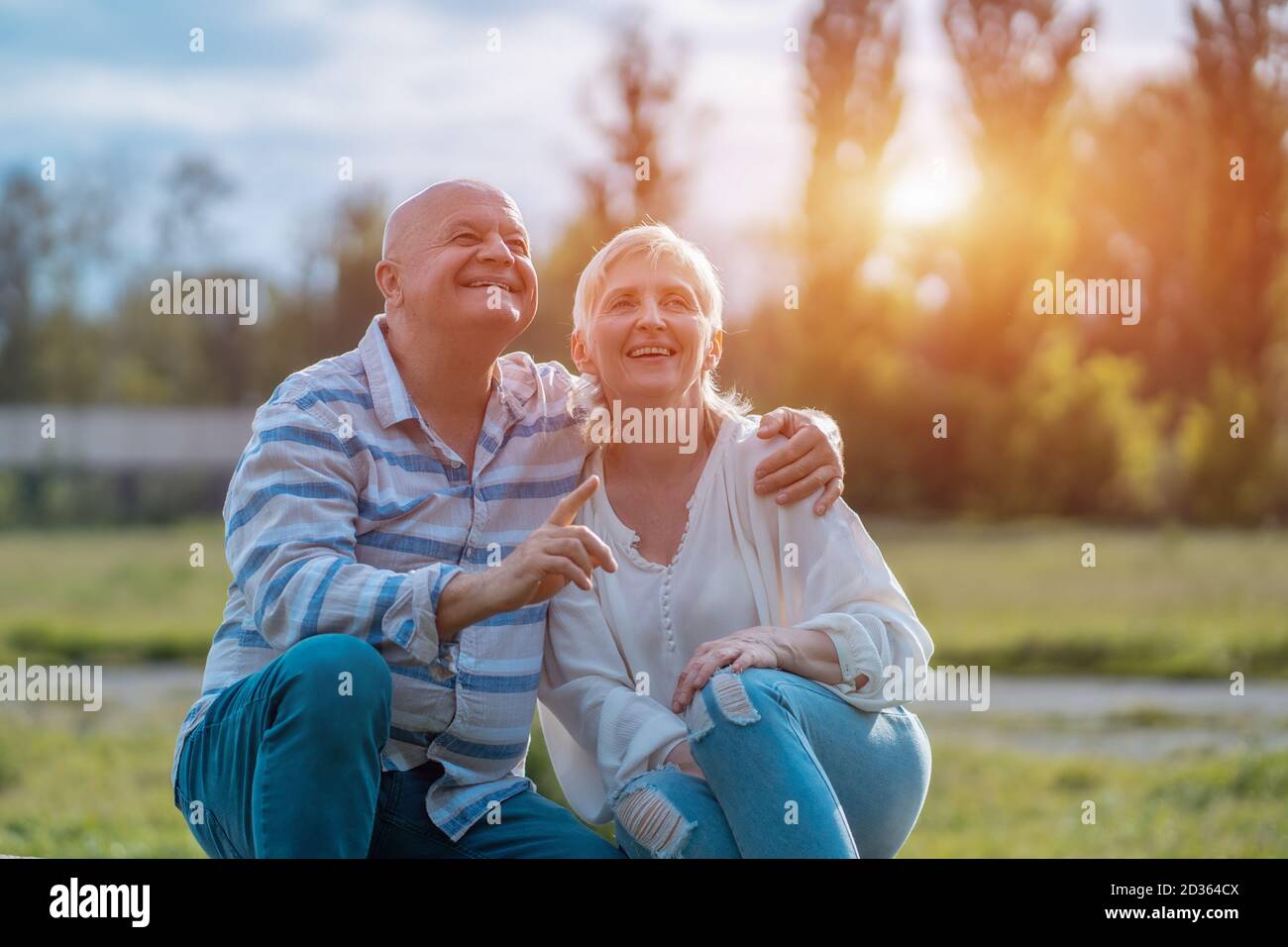Senior couple talking hugging hi-res stock photography and images - Alamy