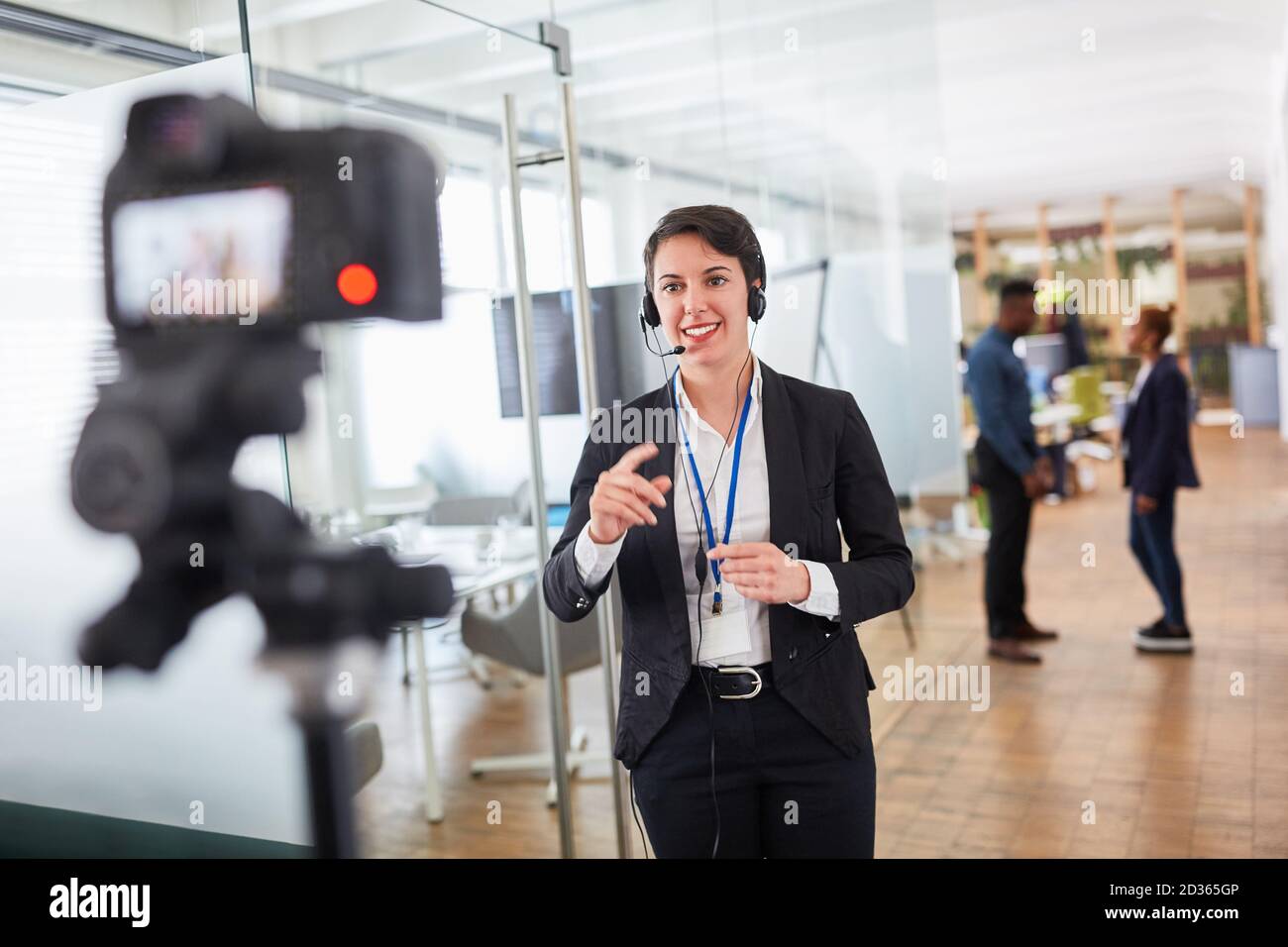 News reporter woman hi-res stock photography and images - Alamy
