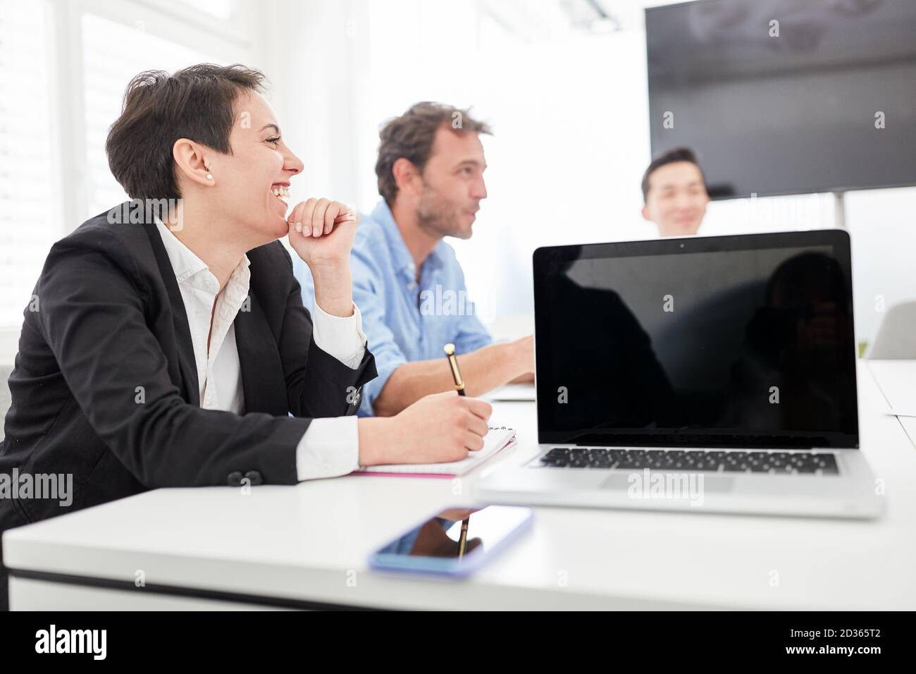 Business team meeting laptop hi-res stock photography and images - Alamy