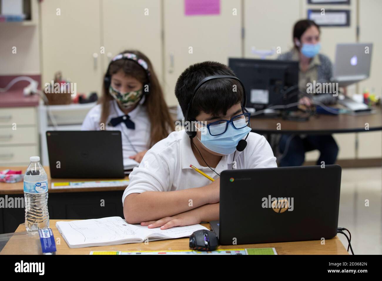 Third grade classroom masks hi-res stock photography and images - Alamy