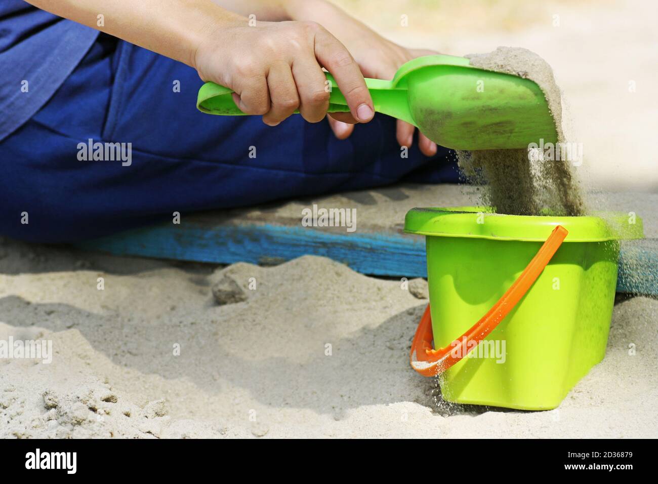 Child digging in the sand hi-res stock photography and images - Alamy