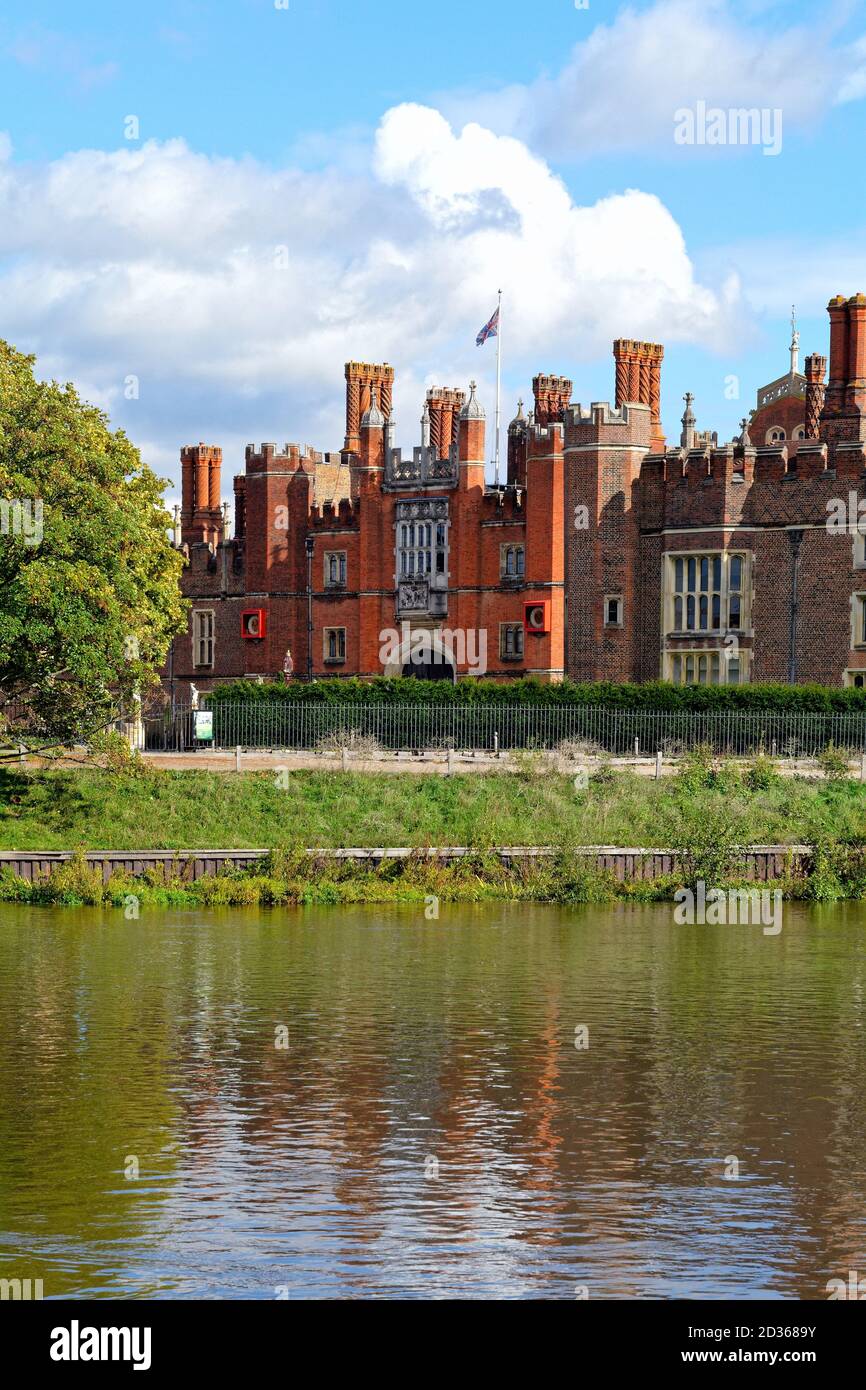 London hampton court palace hi-res stock photography and images - Alamy