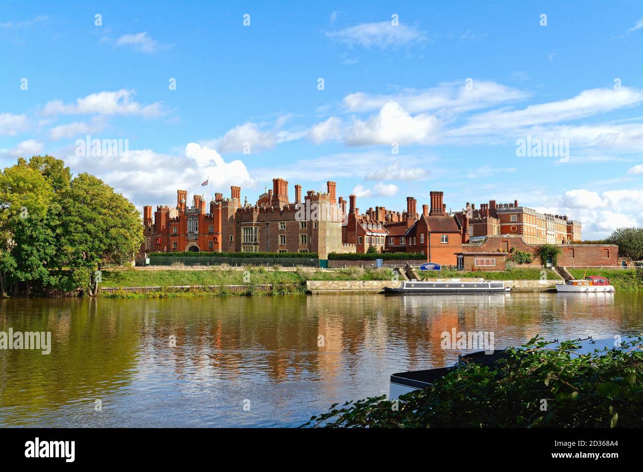 Hampton court palace river boat hi-res stock photography and images - Alamy