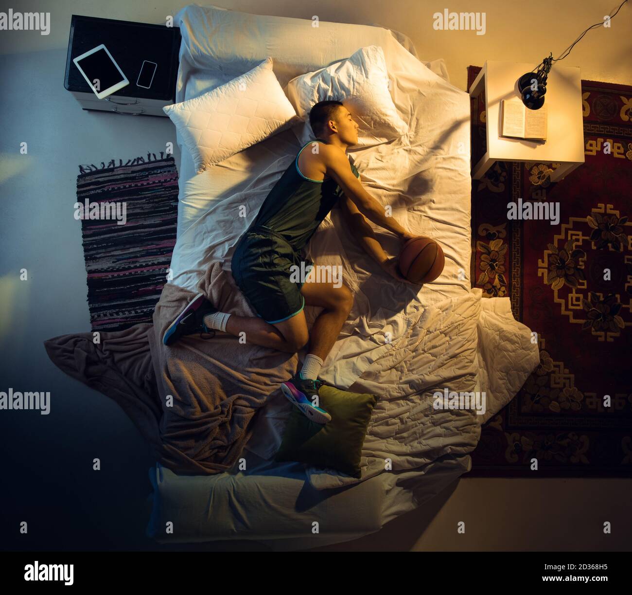 Basketball player catching ball hi-res stock photography and images - Alamy