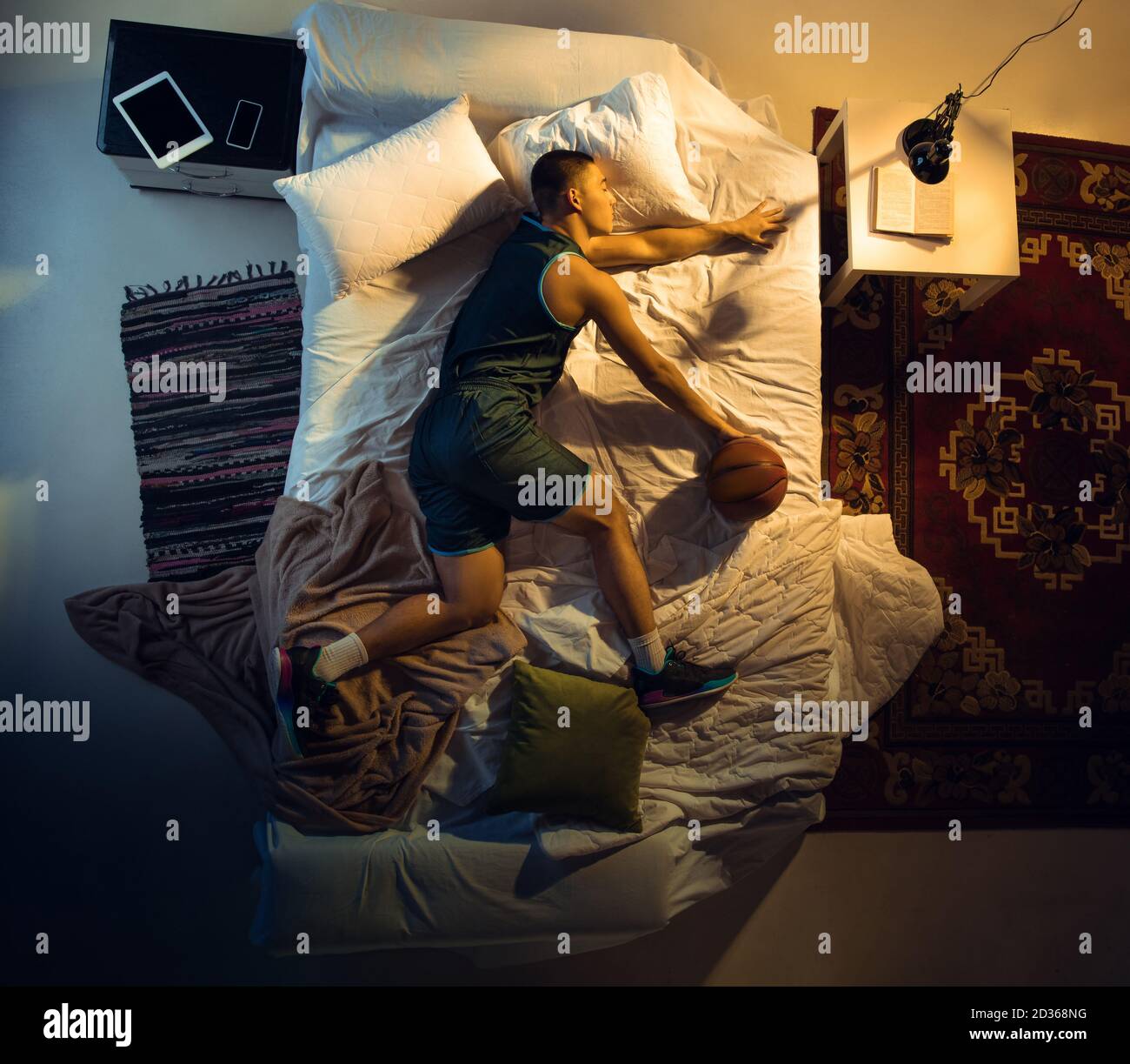 Basketball player catching ball hi-res stock photography and images - Alamy