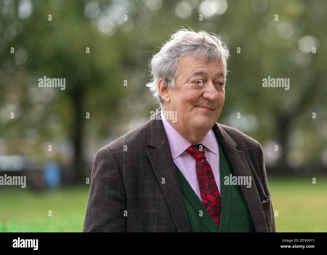 Stephen fry actor hi-res stock photography and images - Alamy