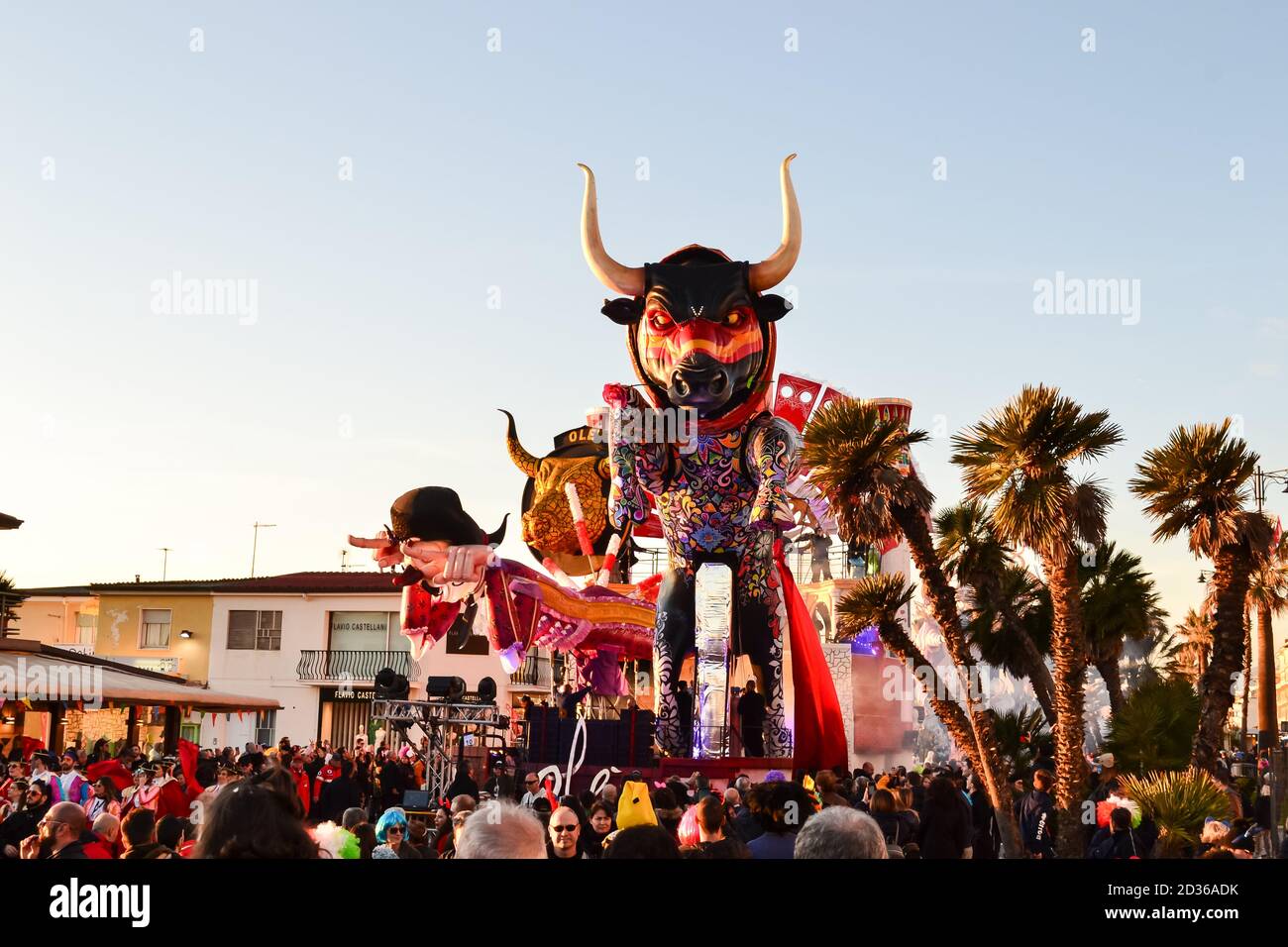 Viareggio, parade of allegorical floats of the most famous Italian ...