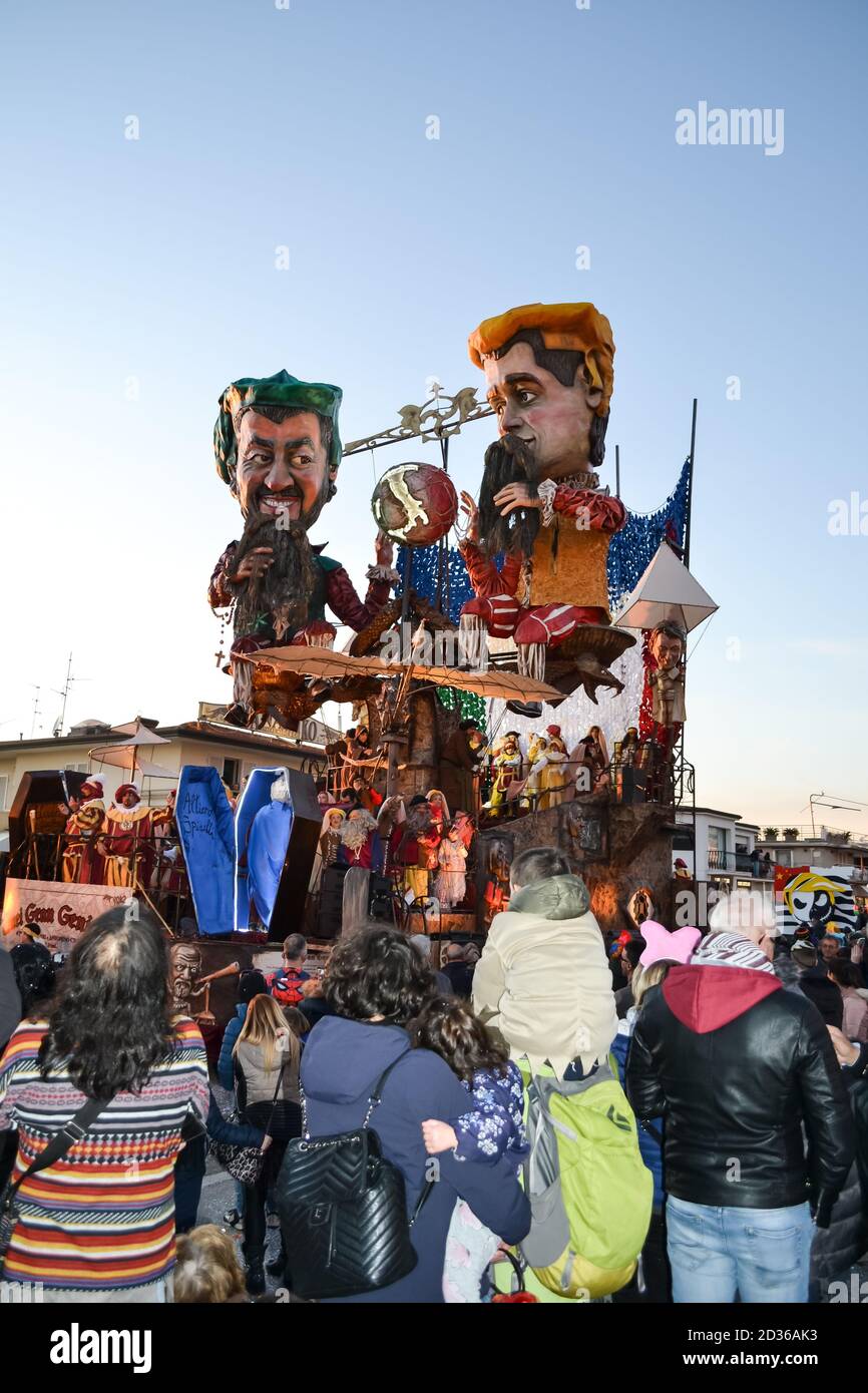Viareggio, parade of allegorical floats of the most famous Italian ...
