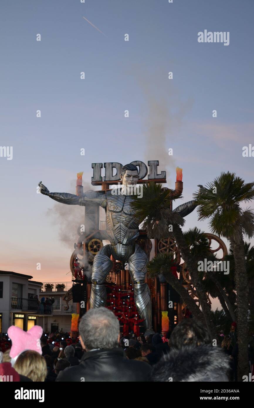 Viareggio, parade of allegorical floats of the most famous Italian ...