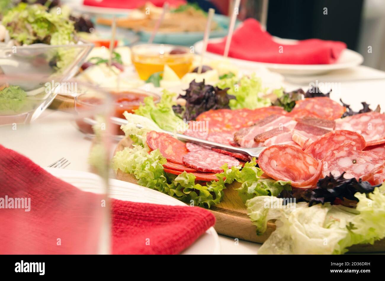 Restaurant food table hi-res stock photography and images - Alamy