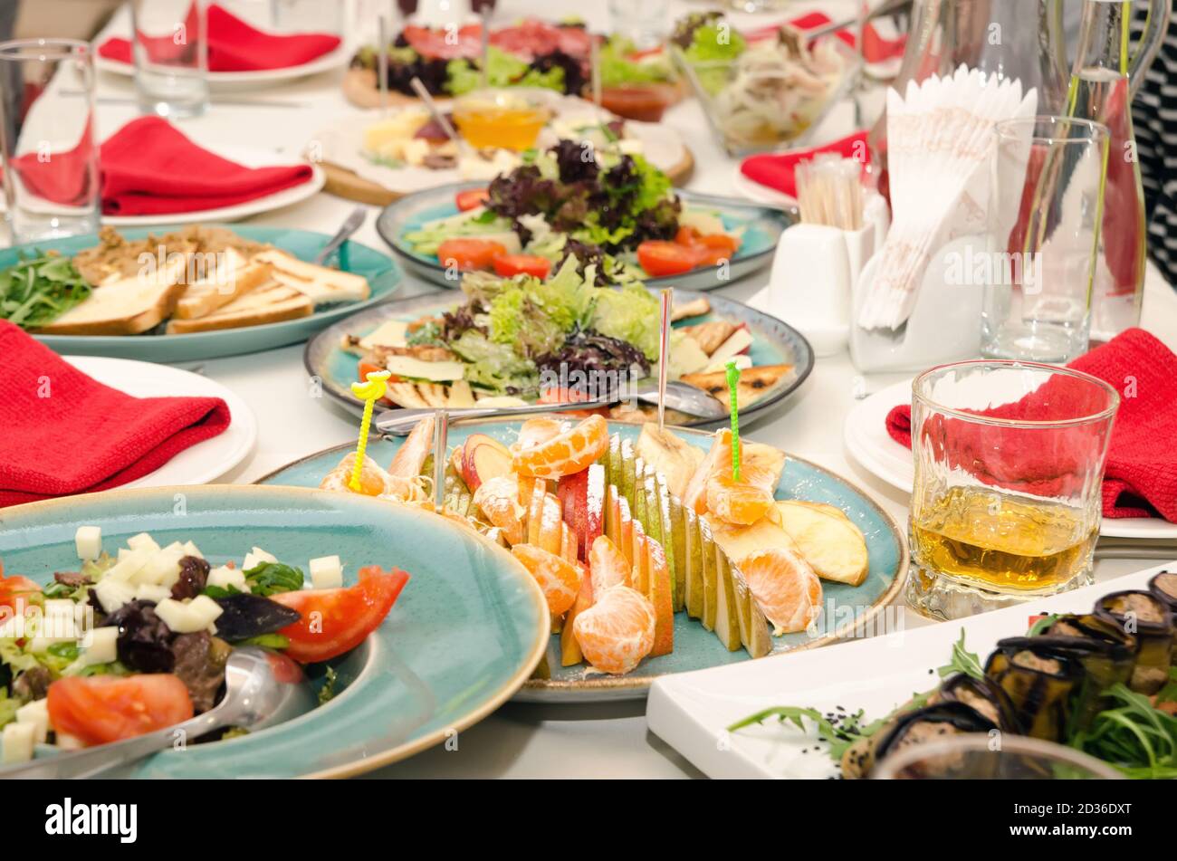 Restaurant food table hi-res stock photography and images - Alamy