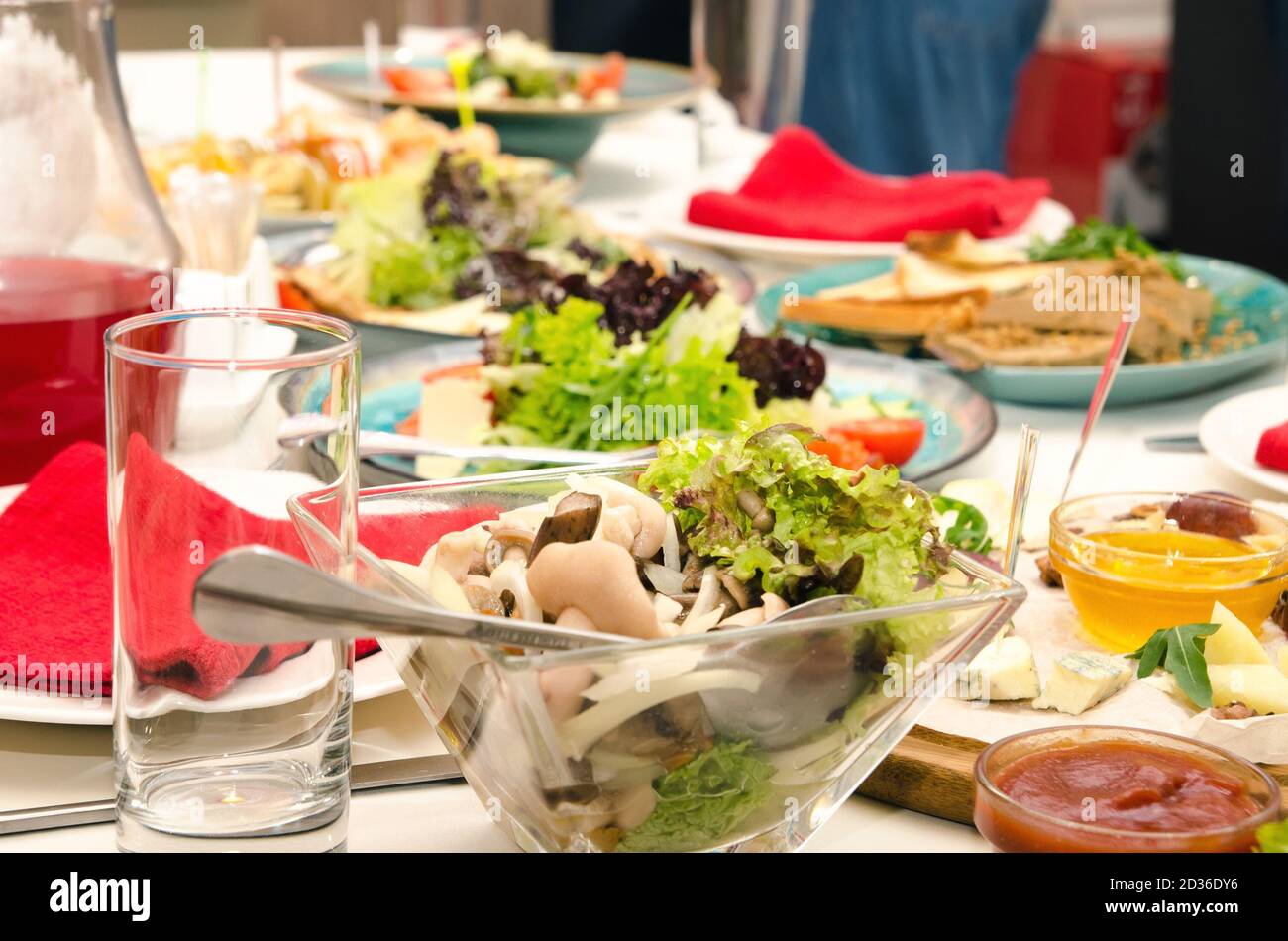 Restaurant food table hi-res stock photography and images - Alamy